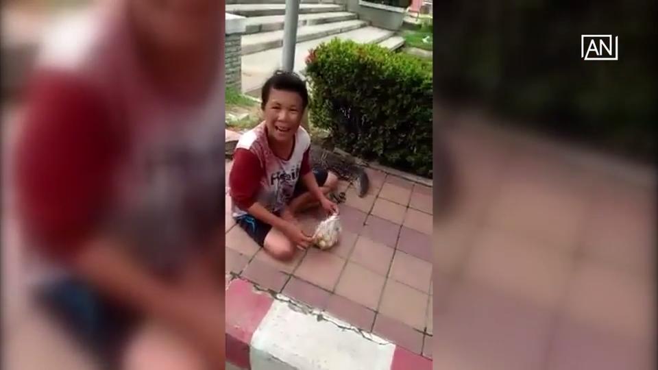 Woman earns the praise of netizens for hugging a monitor lizard ...