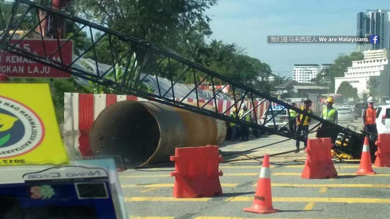 Crane collapse causes jam on MRR2, one hurt | TheStarTV.com