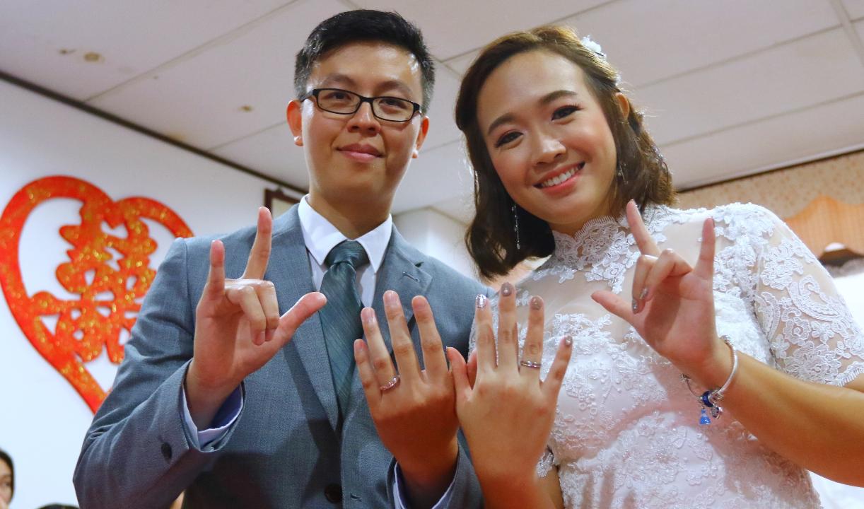 Arty deaf couple tie the knot in Penang | TheStarTV.com