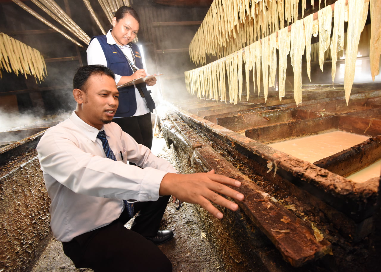 Soya factory shut down due to unhygienic environment | TheStarTV.com