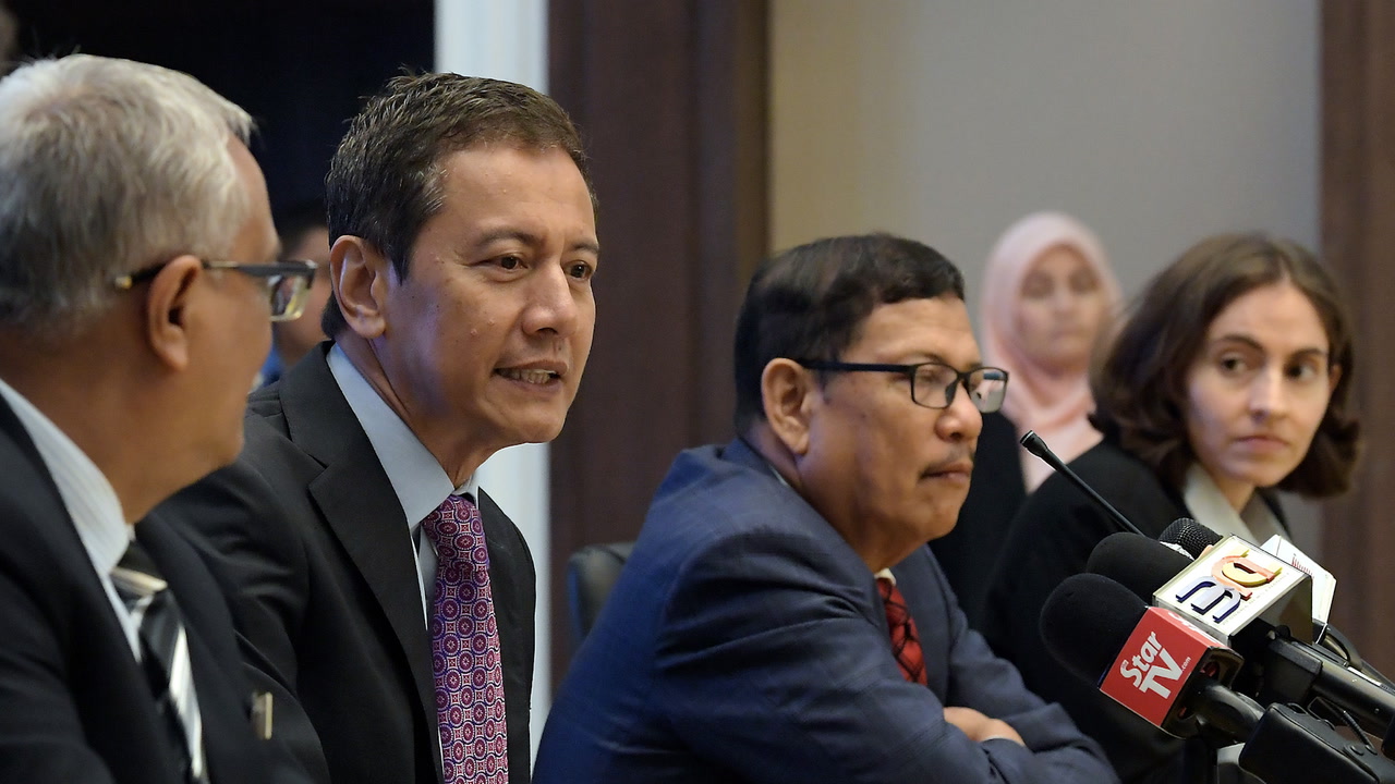 Azhar Harun: No, Zoe and I are not 'Pakatan or BN supporters ...