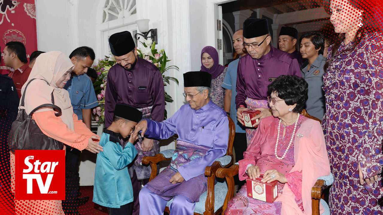 People celebrate Raya with Kedah MB and PM | TheStarTV.com
