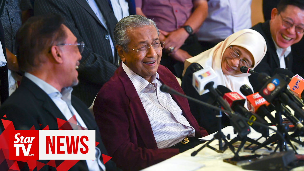 “Can you handle it?”, Dr M asks Anwar on being PM | TheStarTV.com