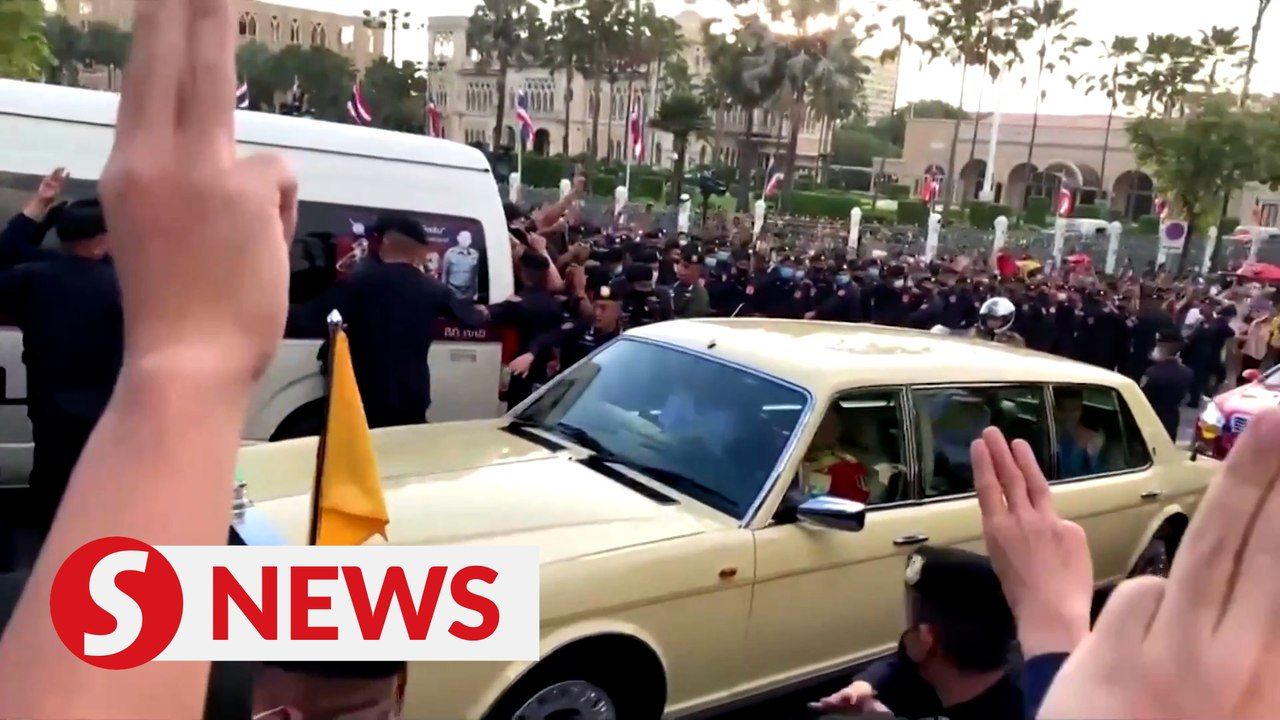 Thai queen's motorcade squeezes by anti-government protesters ...