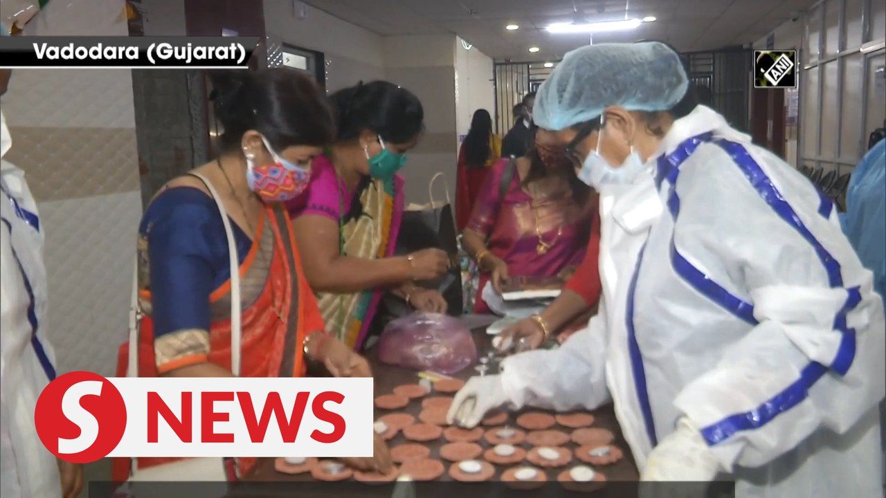 Covid-19 patients, doctors celebrate Diwali at India's hospital ...