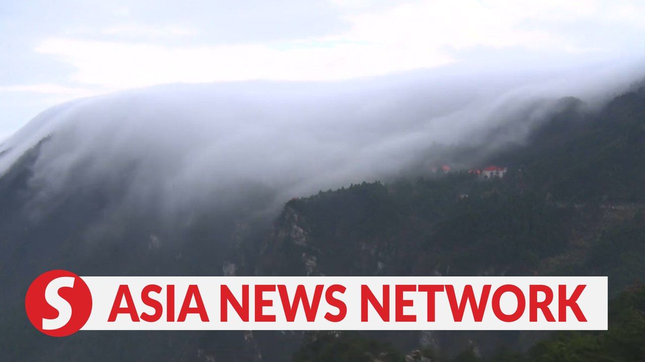 Stunning cloud waterfall cascades down China's Lushan Mountain ...