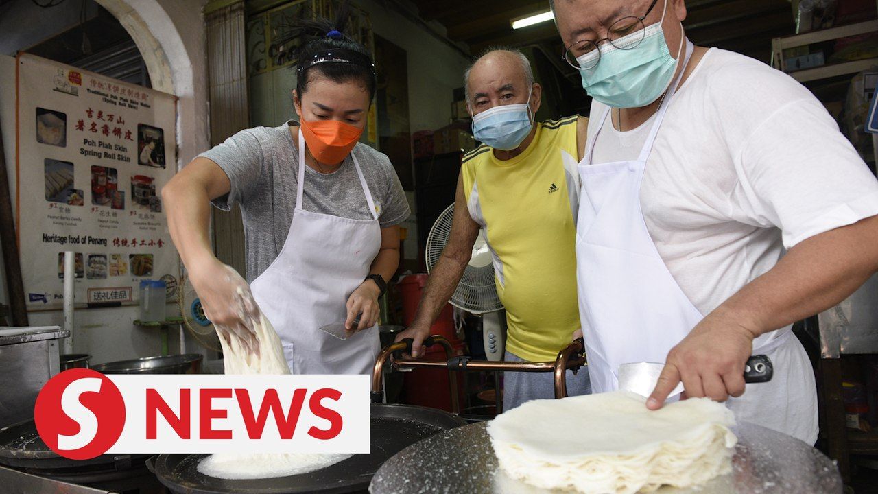 Traditional art of crafting popiah wrappers withstands test of time ...