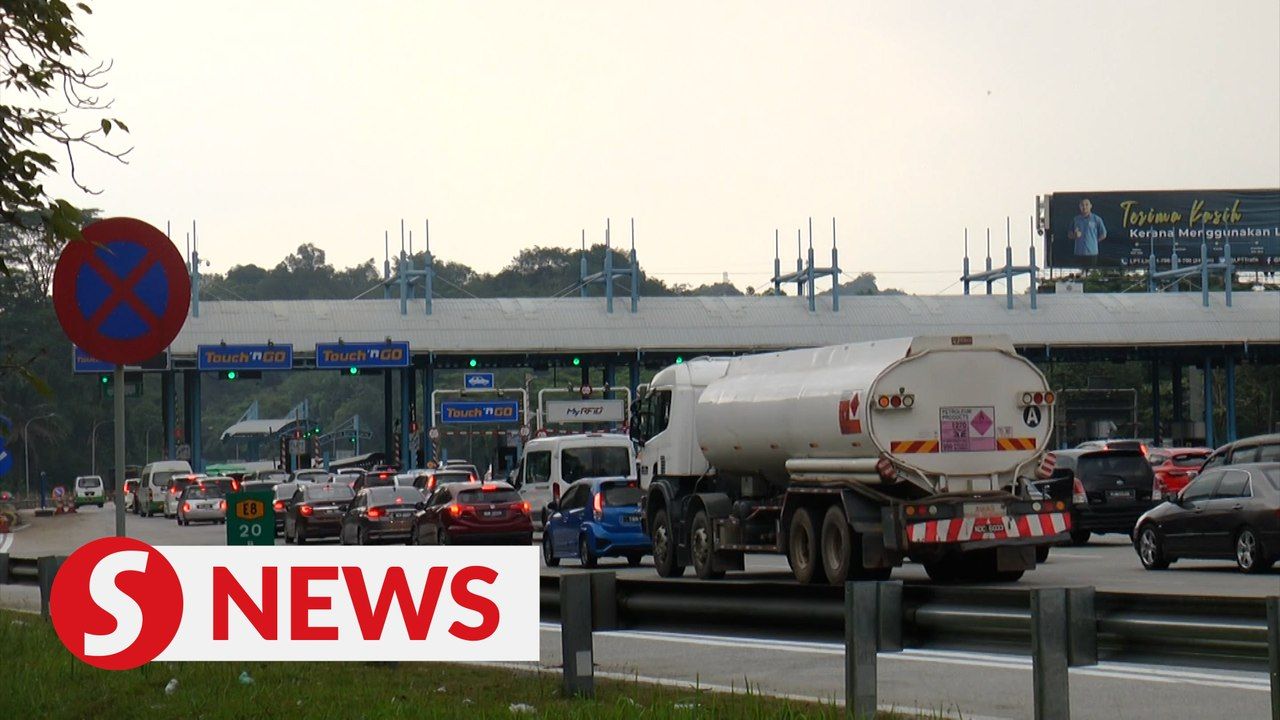 Slow-moving traffic on several highways leading to KL after Aidiladha ...