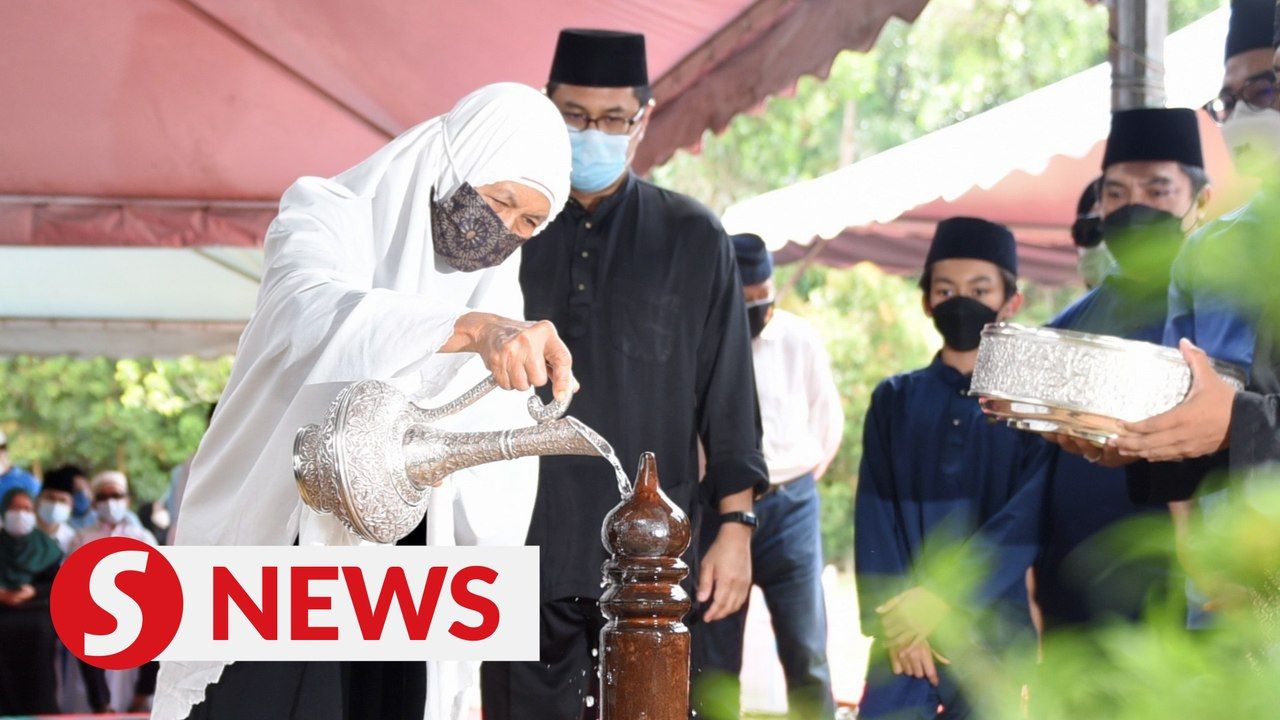 Remains of former Selangor MB Khalid Ibrahim laid to rest | TheStarTV.com