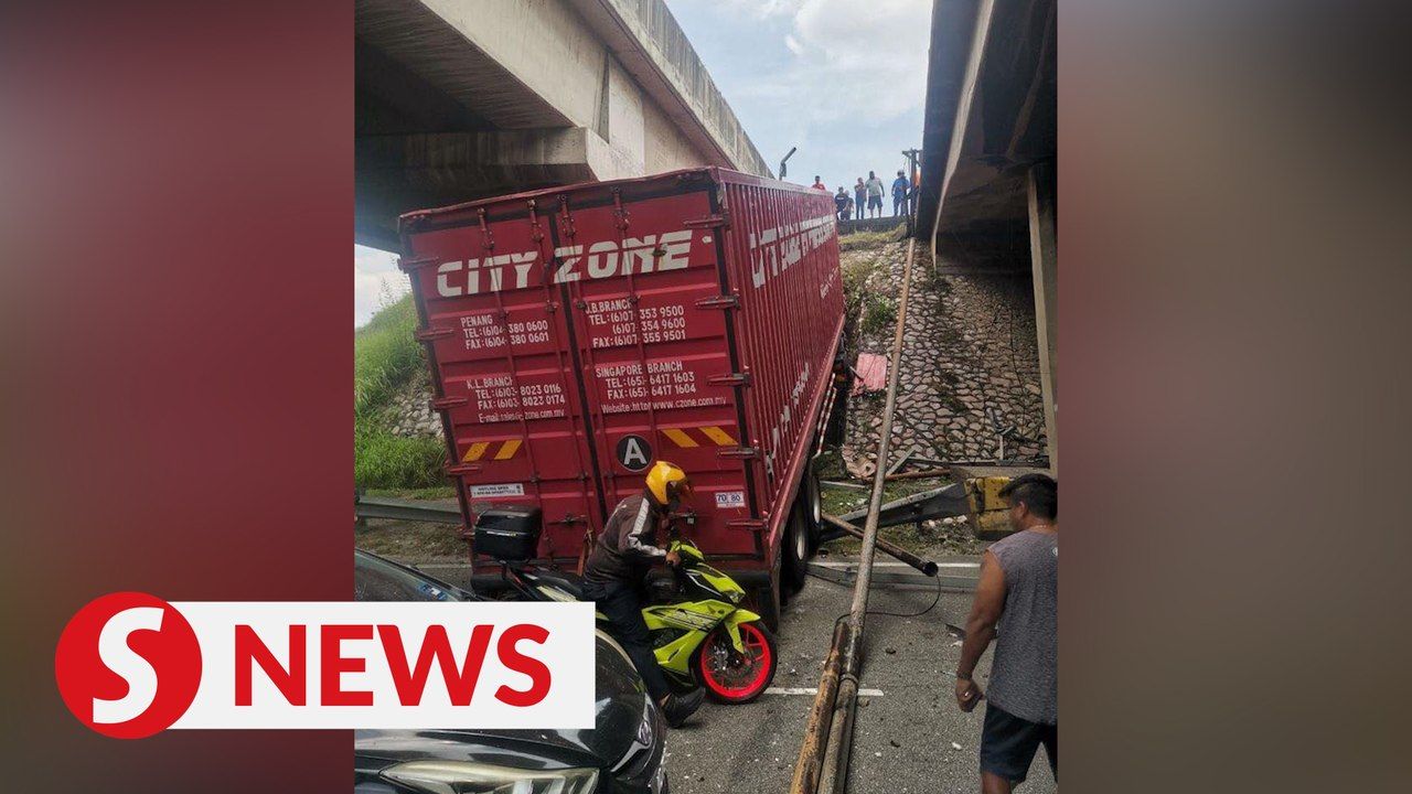 Driver cheats death after trailer plunges off flyover in Ipoh ...
