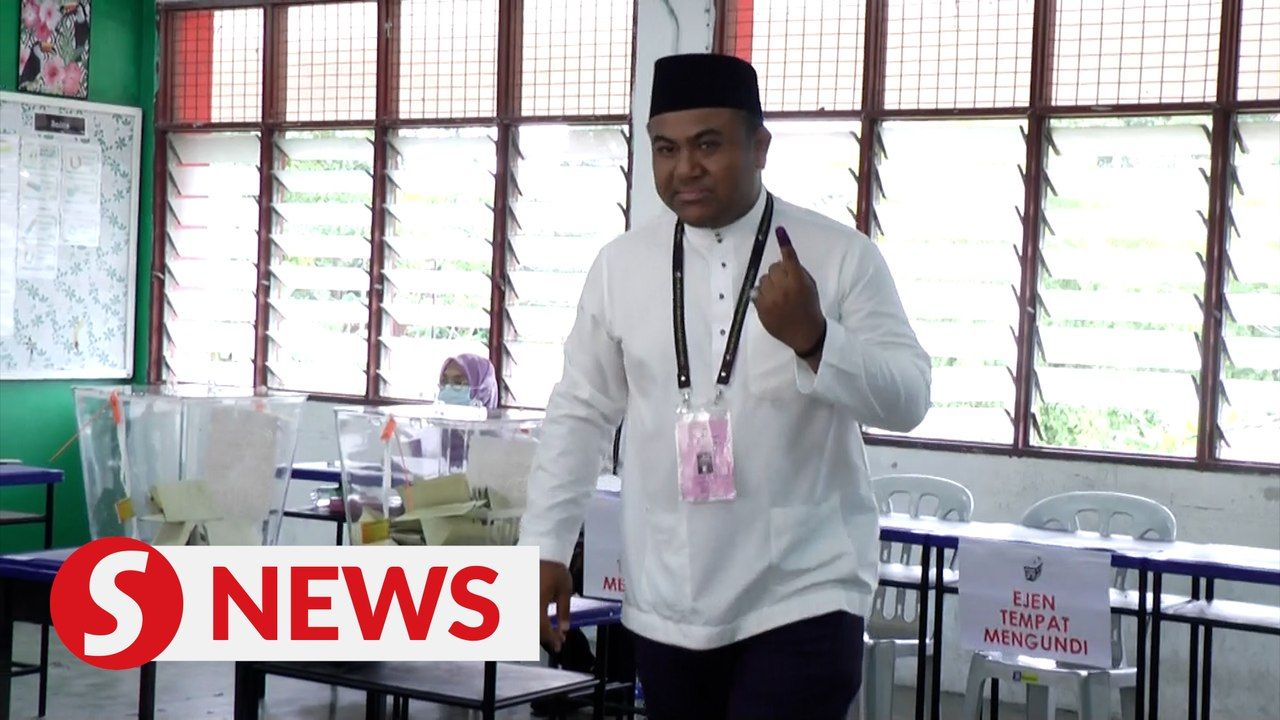 GE15: Local Sungai Buloh boy Mohd Akmal votes at SMK Bandar Baru ...