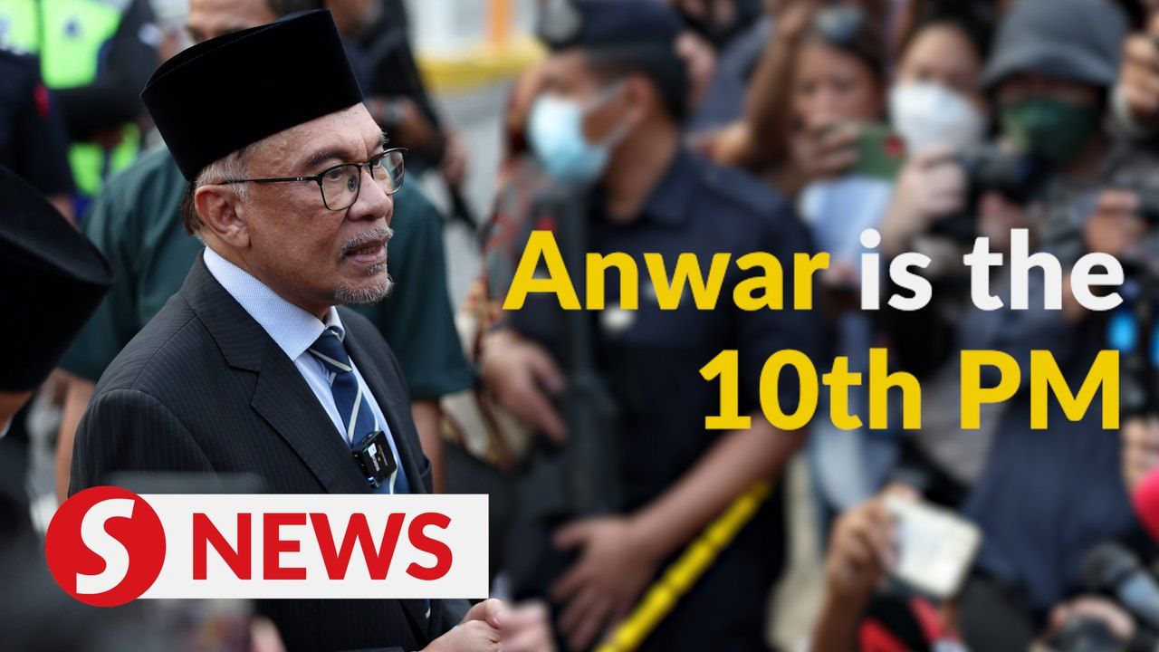 Anwar is Malaysia's 10th PM: Group cheers outside Anwar’s office ...