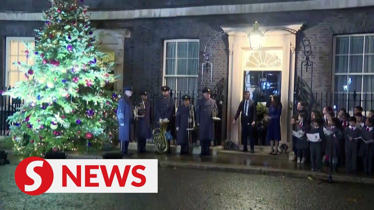 Sunak switches on Christmas tree lights at Downing Street | TheStarTV.com