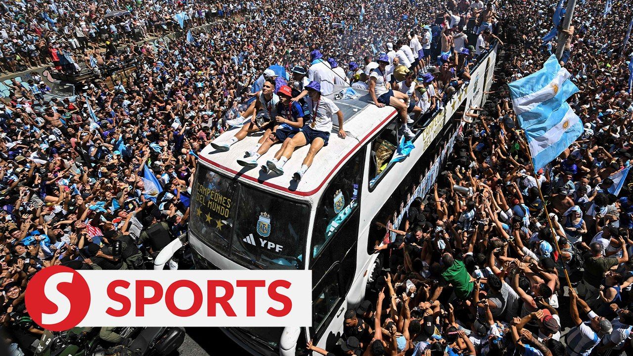 Argentinas World Cup Heroes Airlifted As Street Party Overflows 