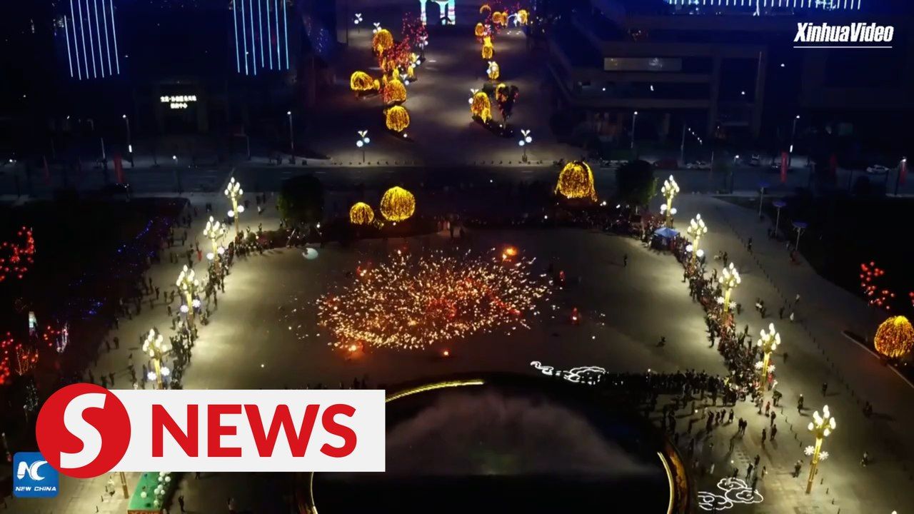 Dazzling performance of fire dragon dance in China's Chongqing ...