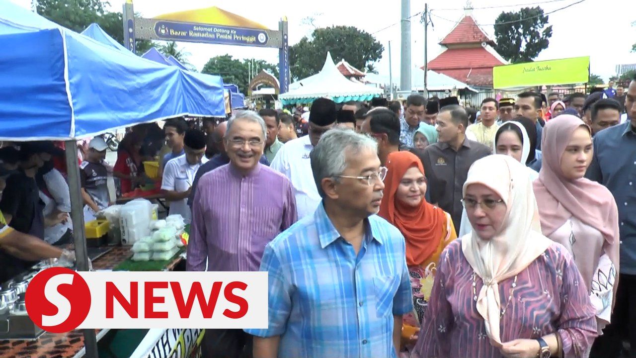King, Queen visit Peringgit Ramadan bazaar in Melaka | TheStarTV.com