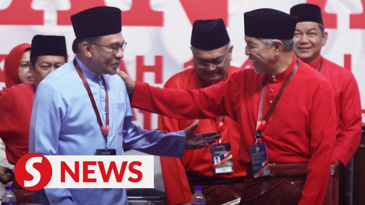 ‘Old friend’ Anwar receives standing ovation at Umno big meet ...