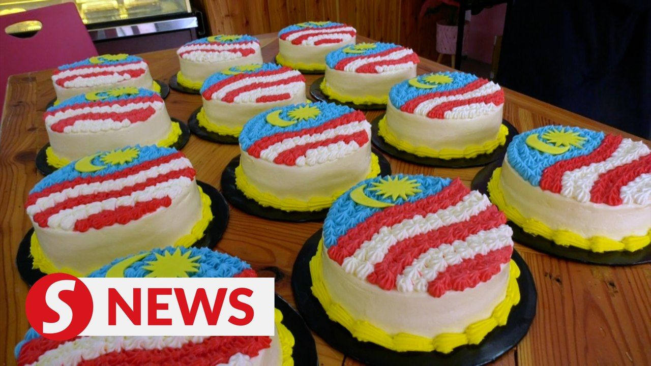 Baker gifts 50 birthday cakes for people born on Merdeka Day ...