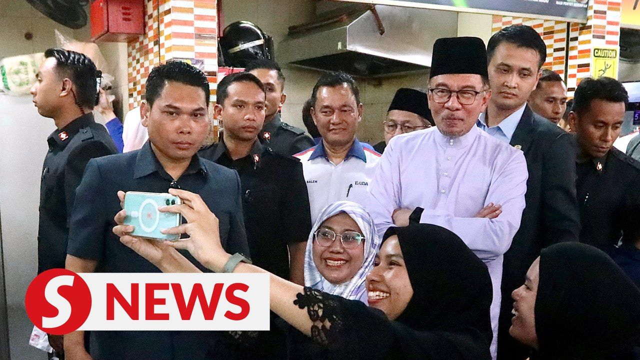 Anwar savours food at Pertama shopping complex before prayers at Masjid ...