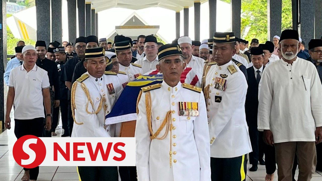 Sombre mood at Masjid Negara as VIPs, family members pay respects to Taib Mahmud | TheStarTV.com