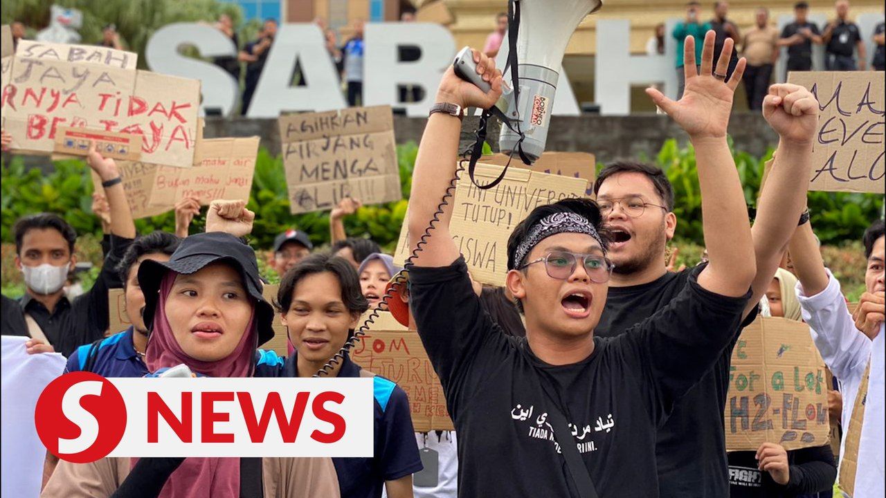 UMS students hold protest over Sabah’s water woes in front of Hajiji’s ...