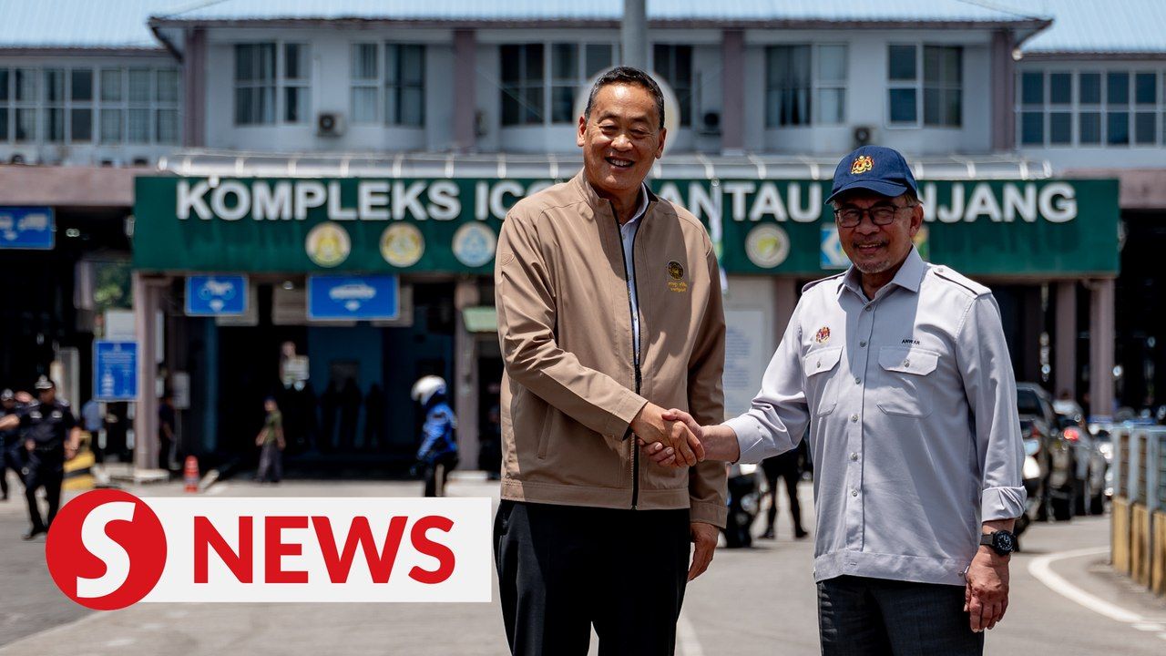 PM Anwar arrives at Sungai Golok CIQ complex in Narathiwat for working ...