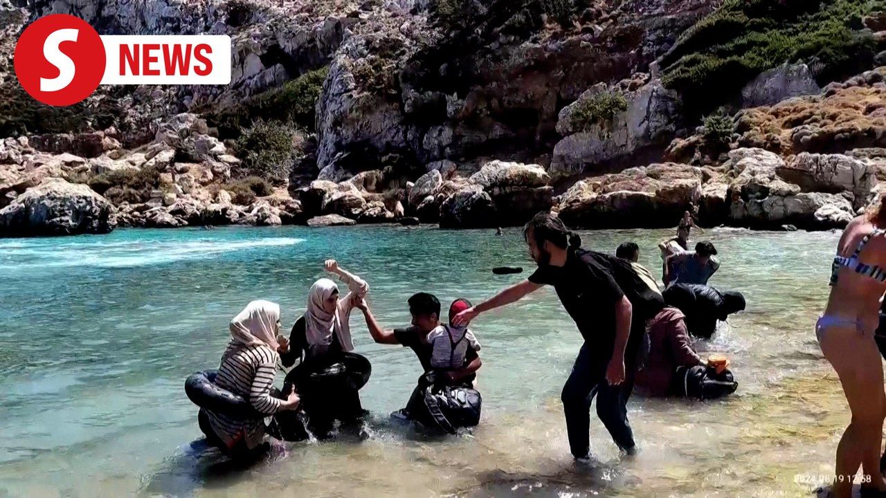 Migrant boat arriving in Greece surprises beachgoers | TheStarTV.com