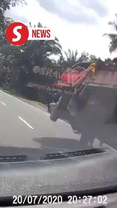 Lorry swerves to avoid car, crashes into roadside stall | TheStarTV.com