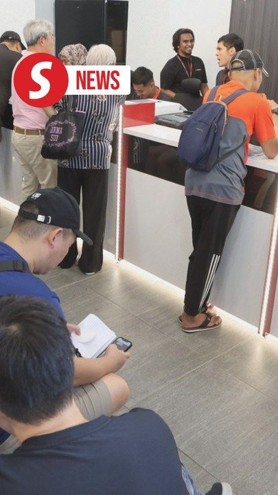 Johor MB pays surprise visit to VEP collection centre in Danga Bay amid ...