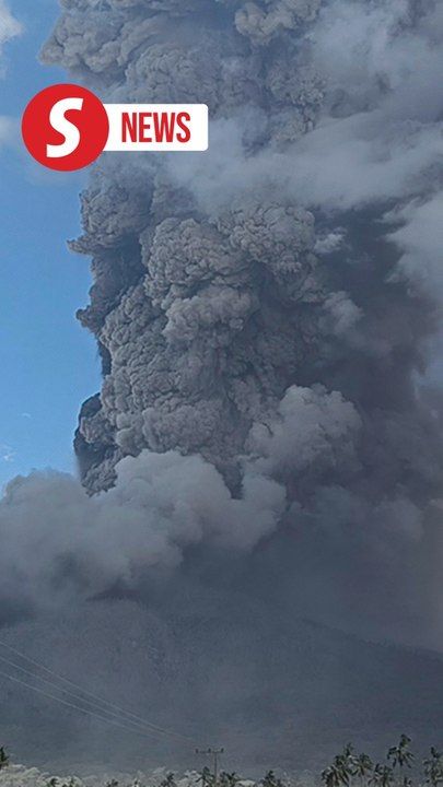 Evacuees flee to shelters as Indonesian volcano continues to spew ash ...