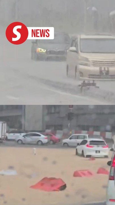 Five vehicles trapped in PJ flash flood | TheStarTV.com