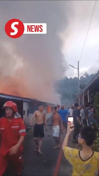 Fire razes houses in Hong Seng Estate, George Town | TheStarTV.com