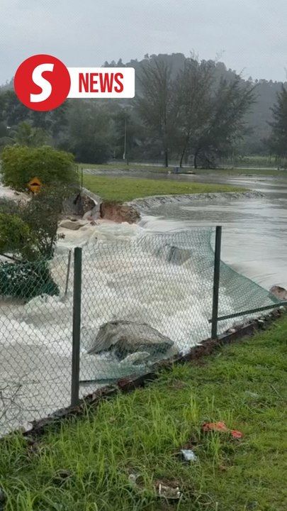 Water retention bund breaks, flooding Sungai Buloh's Taman Seri Alam ...