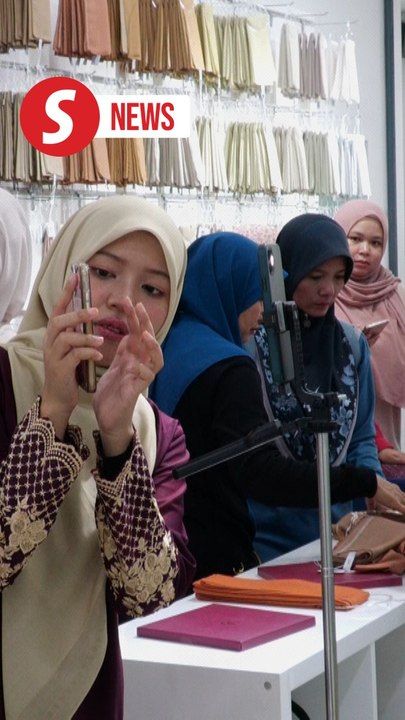 Bangi Sentral bustles with shoppers as Hari Raya nears | TheStarTV.com