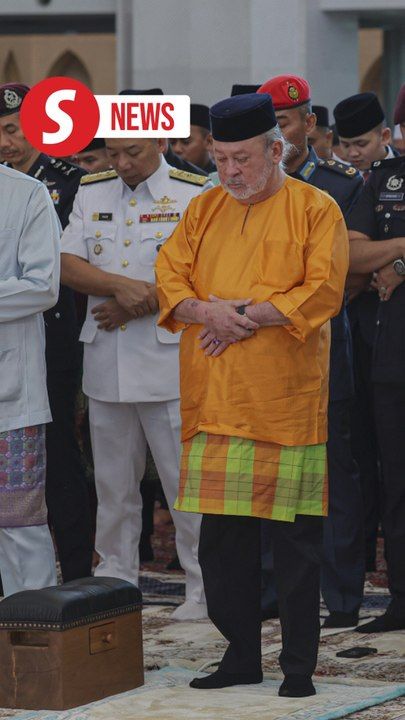 King, Queen perform Hari Raya prayers at Federal Territory Mosque ...