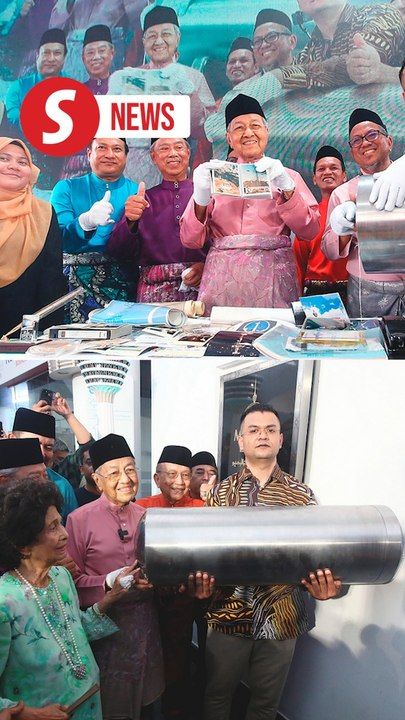 Vision 2020: Dr M opens 28-year-old time capsule at KL Tower ...