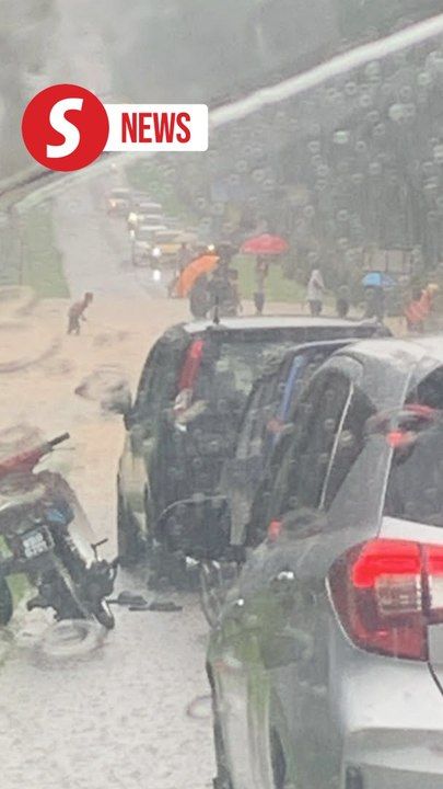 Continuous rain causes flash floods in several parts of Johor ...