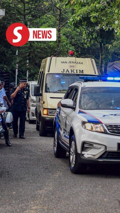 Pak Lah's remains arrive at Masjid Negara | TheStarTV.com