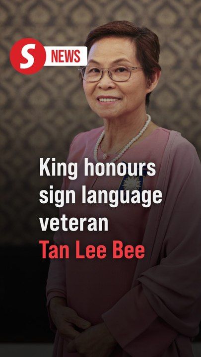 Sign language interpreter Tan Lee Bee receives award from King for her ...